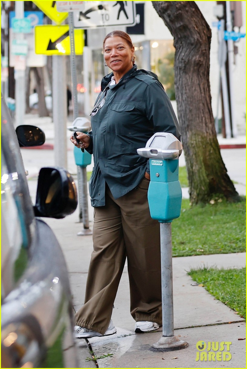 Queen Latifah Spends a Rainy Day in Beverly Hills Running Errands ...