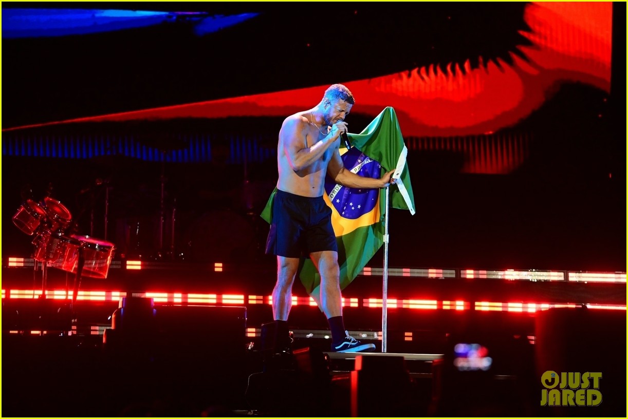 Dan Reynolds Goes Shirtless On Stage in Brazil for Imagine Dragons ...