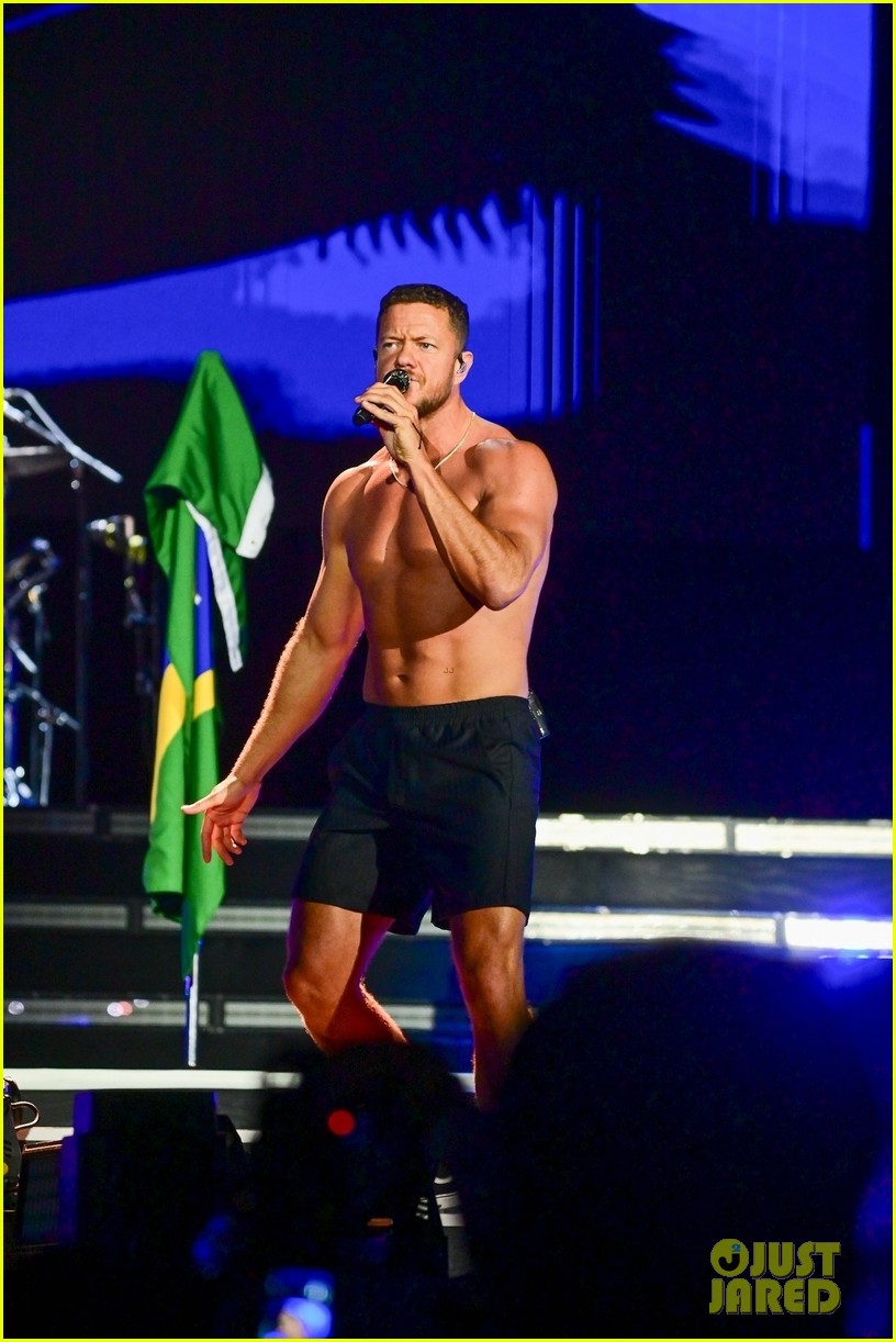 Dan Reynolds Goes Shirtless On Stage in Brazil for Imagine Dragons ...