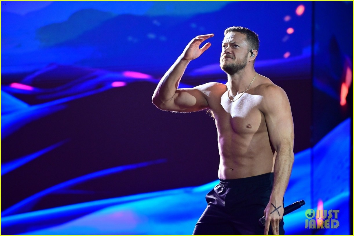 Dan Reynolds Goes Shirtless On Stage in Brazil for Imagine Dragons ...