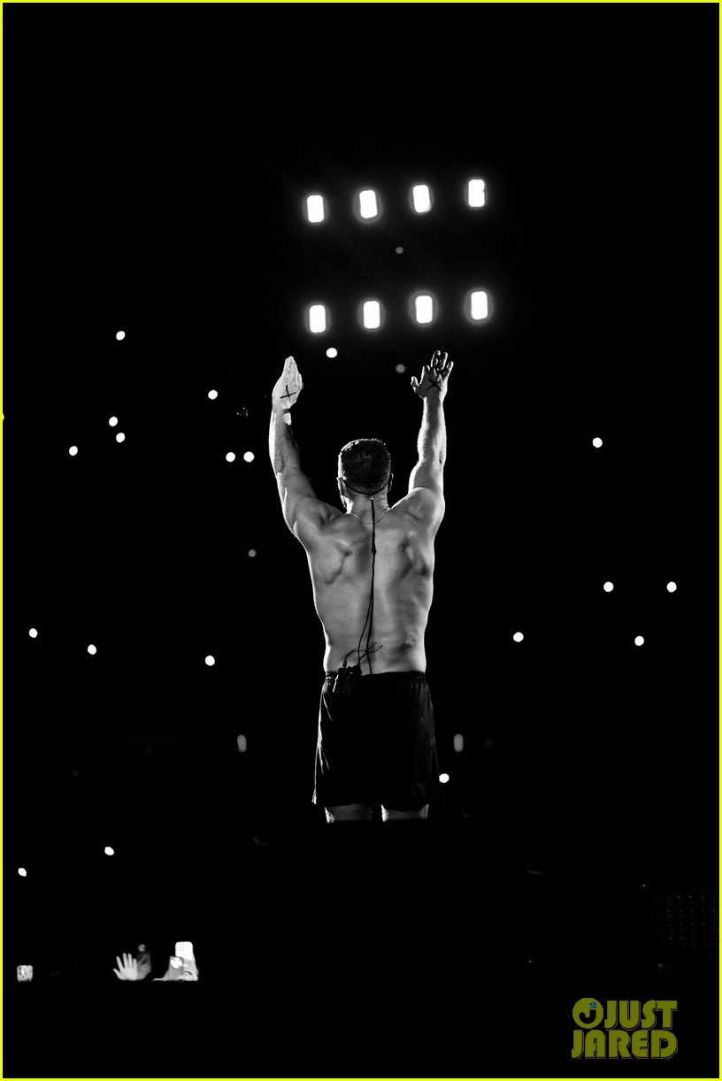 Dan Reynolds Goes Shirtless On Stage in Brazil for Imagine Dragons ...