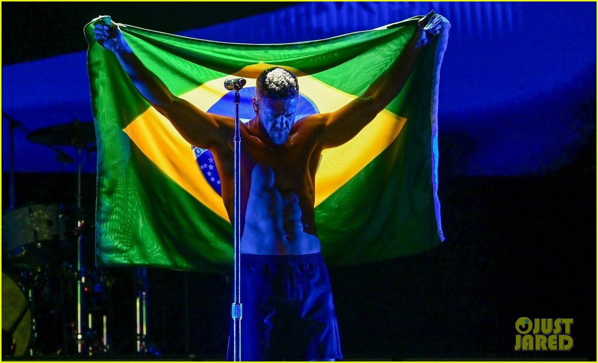 Dan Reynolds Goes Shirtless On Stage in Brazil for Imagine Dragons ...