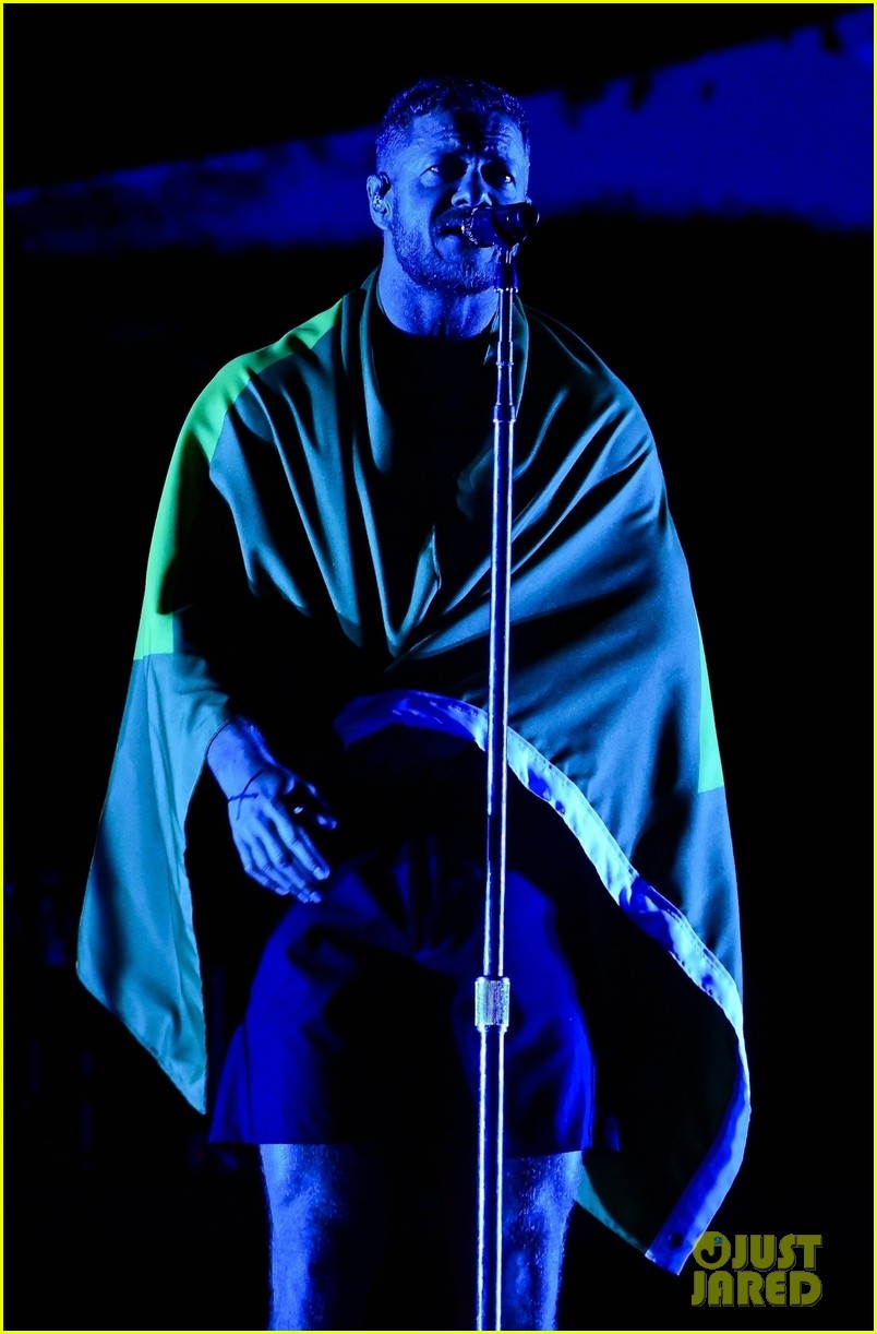 Dan Reynolds Goes Shirtless On Stage in Brazil for Imagine Dragons ...