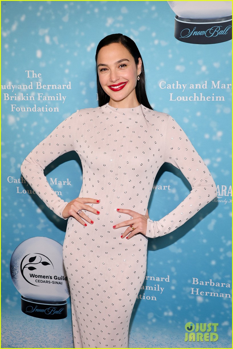 Gal Gadot Receives Hollywood Icon Award at Cedars-Sinai Fall Snow Ball Gala: Photo 5244230 ...