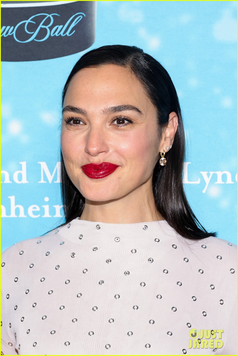 Gal Gadot Receives Hollywood Icon Award at Cedars-Sinai Fall Snow Ball ...