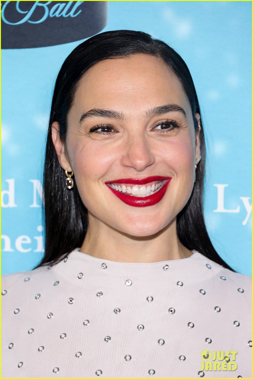 Gal Gadot Receives Hollywood Icon Award at Cedars-Sinai Fall Snow Ball Gala: Photo 5244242 ...