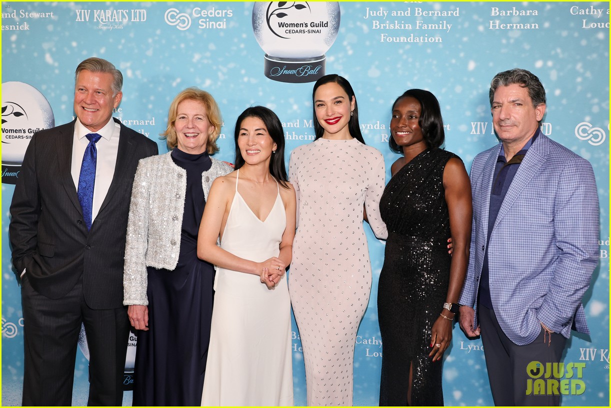 Gal Gadot Receives Hollywood Icon Award at Cedars-Sinai Fall Snow Ball Gala: Photo 5244245 ...