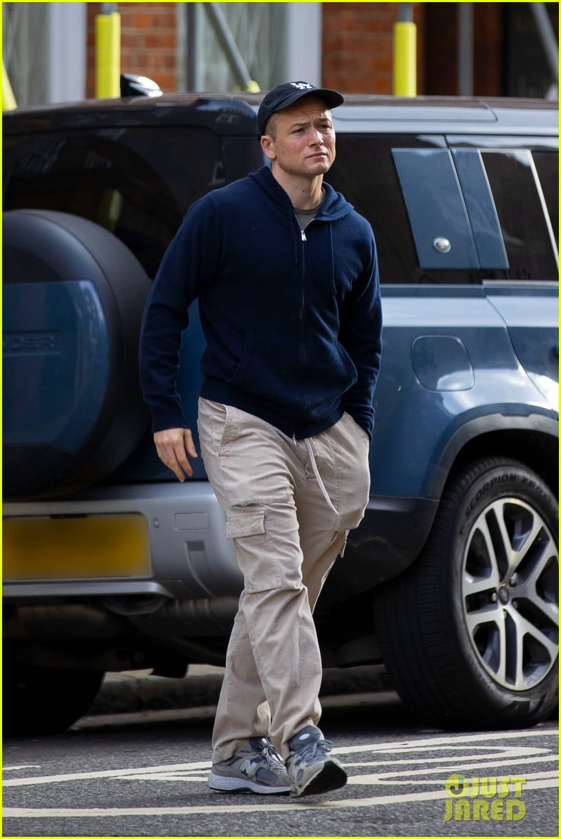 Taron Egerton Picks Up Art from Gallery 19 in London: Photo 5243029 ...