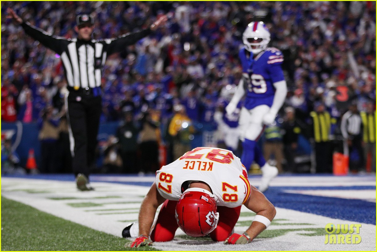 Travis Kelce Has Awkward Response to Brother Jason Kelce's Questions ...