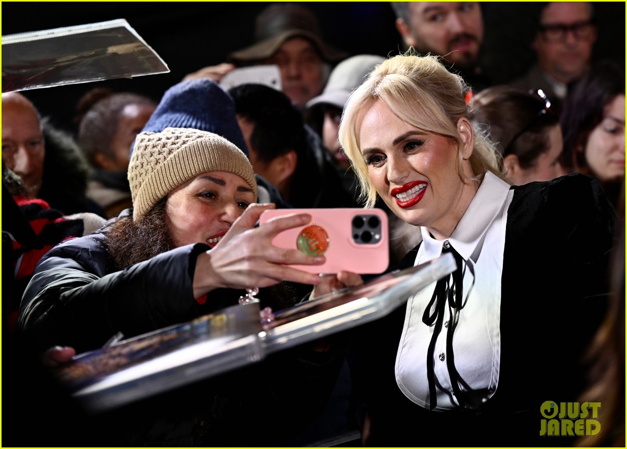 Rebel Wilson Premieres New Christmas Movie in London with Kiefer ...