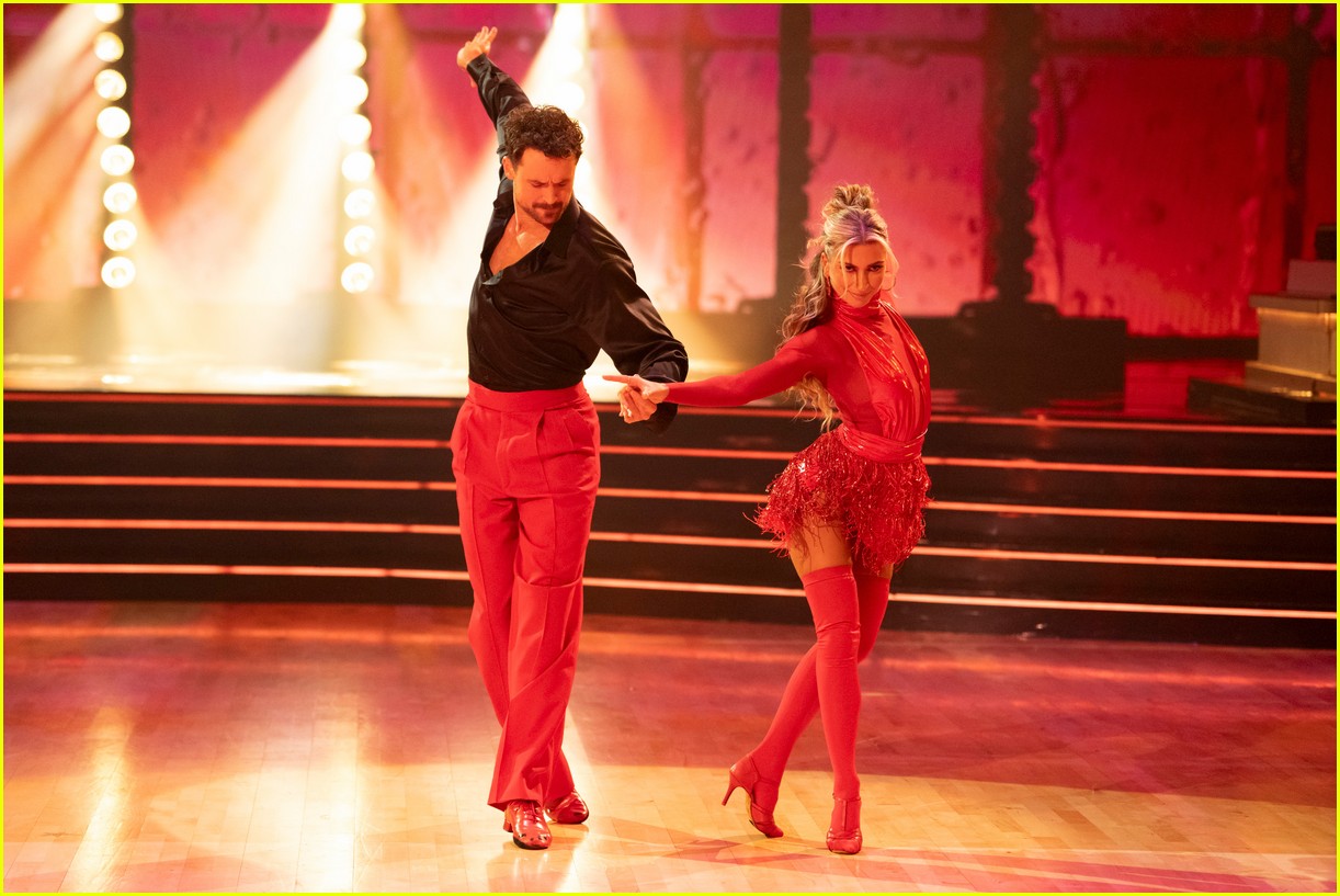 Zac Efron Goes Viral at ‘DWTS’ for Asking Mom About Dylan’s Score ...