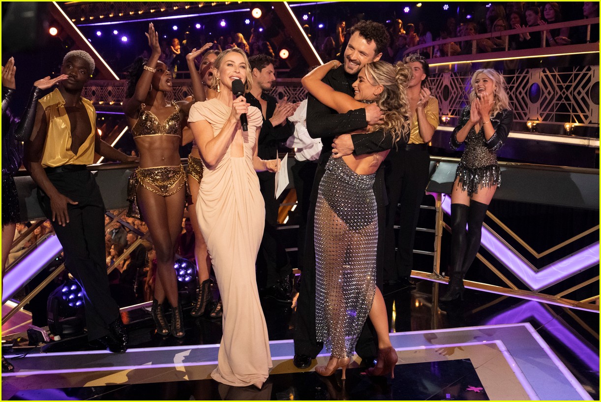 Zac Efron Goes Viral at ‘DWTS’ for Asking Mom About Dylan’s Score: Photo 5242484 | Dancing With ...