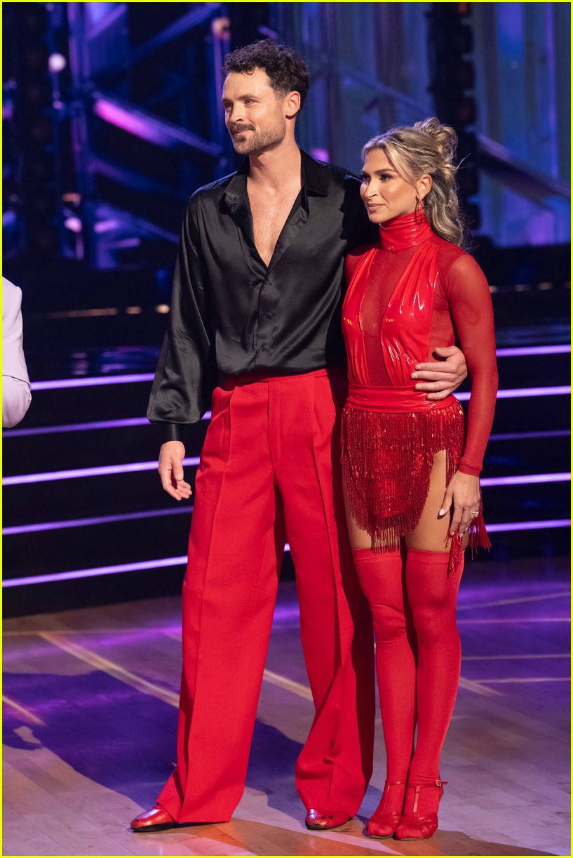 Zac Efron Goes Viral at ‘DWTS’ for Asking Mom About Dylan’s Score ...