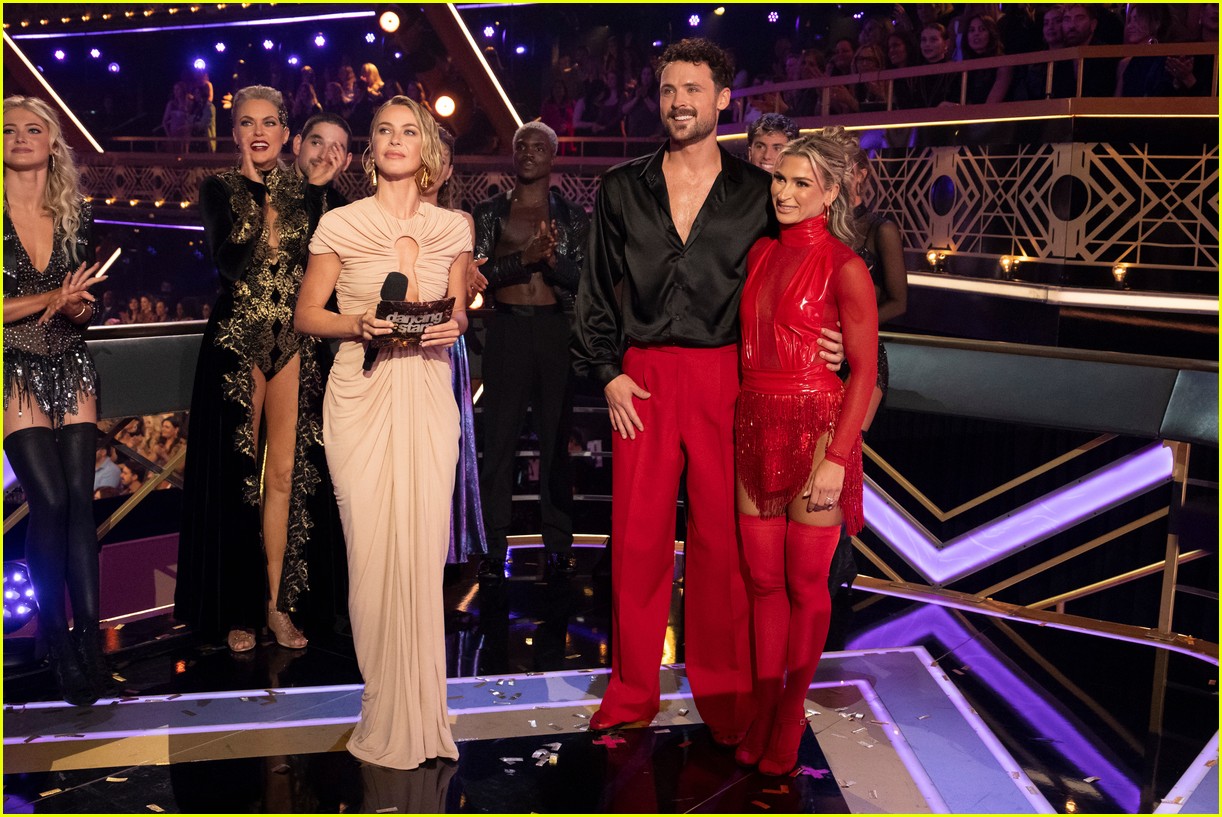 Zac Efron Goes Viral at ‘DWTS’ for Asking Mom About Dylan’s Score ...