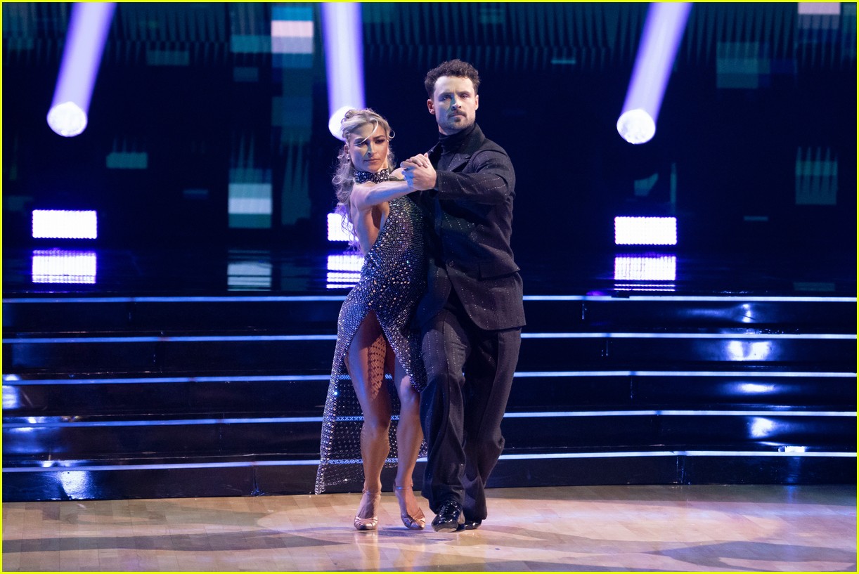 Zac Efron Goes Viral at ‘DWTS’ for Asking Mom About Dylan’s Score ...