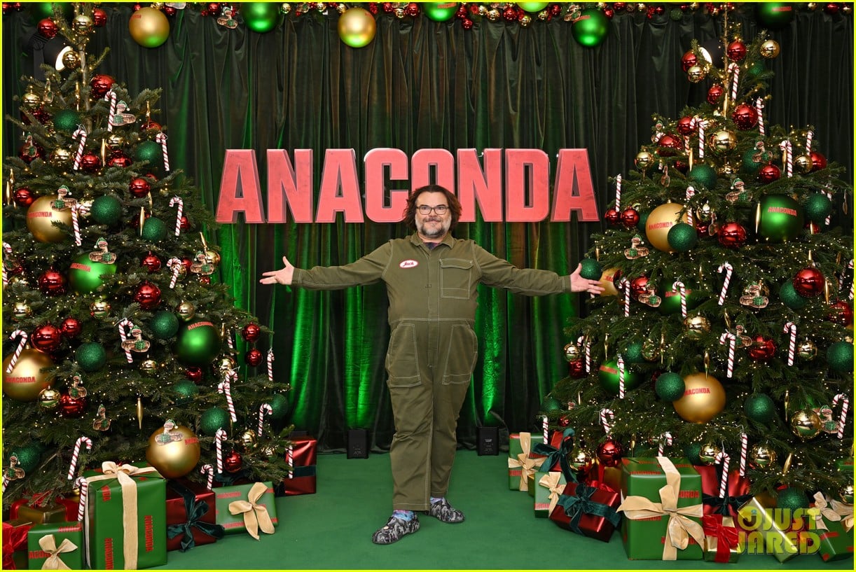 Jack Black & Paul Rudd Coordinate in Jumpsuits for 'Anaconda' Photocall ...