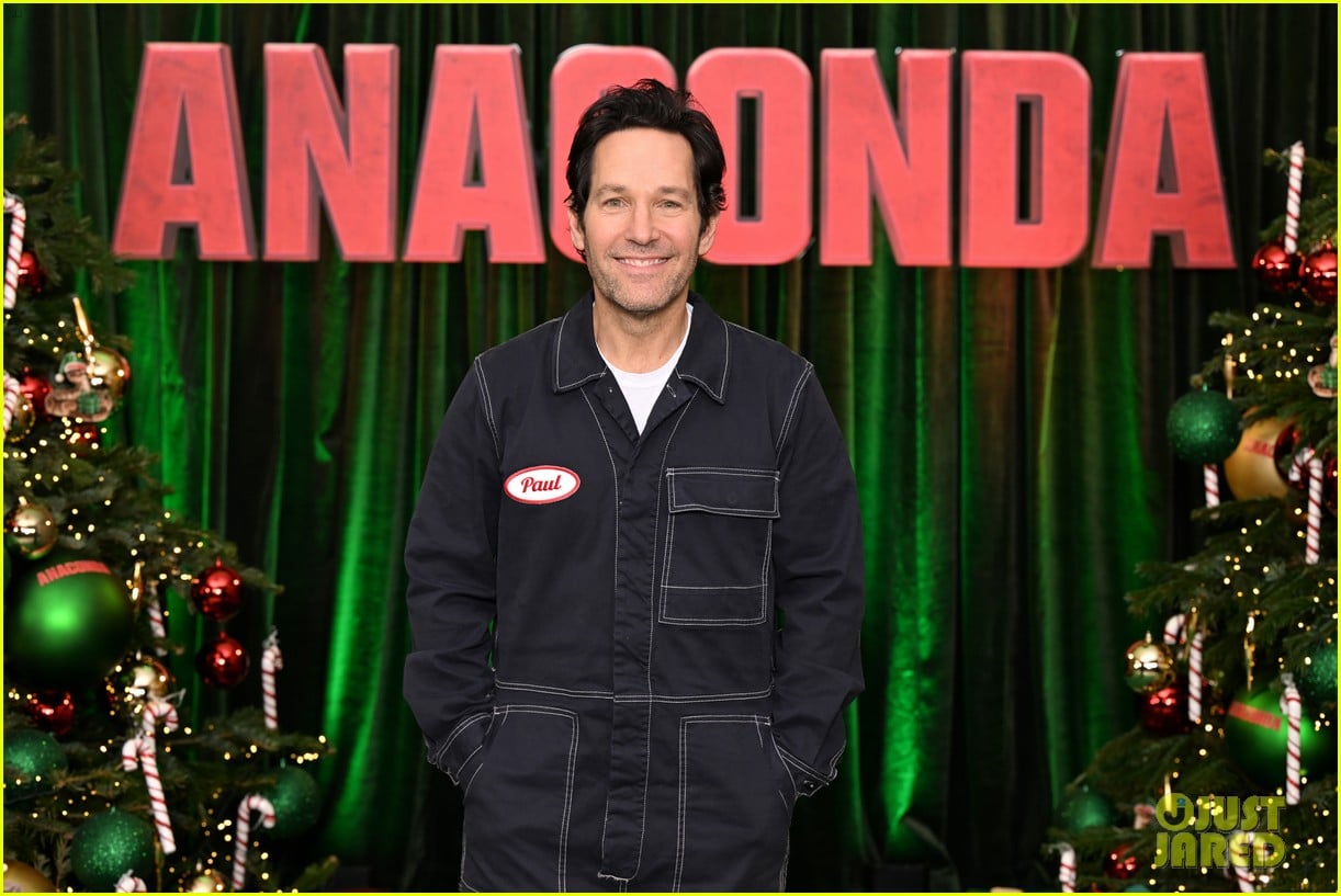 Jack Black & Paul Rudd Coordinate in Jumpsuits for 'Anaconda' Photocall ...