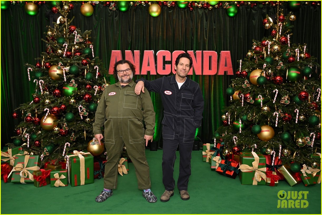 Jack Black & Paul Rudd Coordinate in Jumpsuits for 'Anaconda' Photocall ...