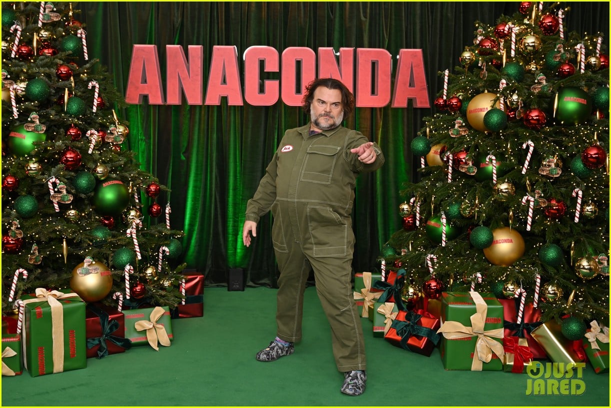 Jack Black & Paul Rudd Coordinate in Jumpsuits for 'Anaconda' Photocall ...