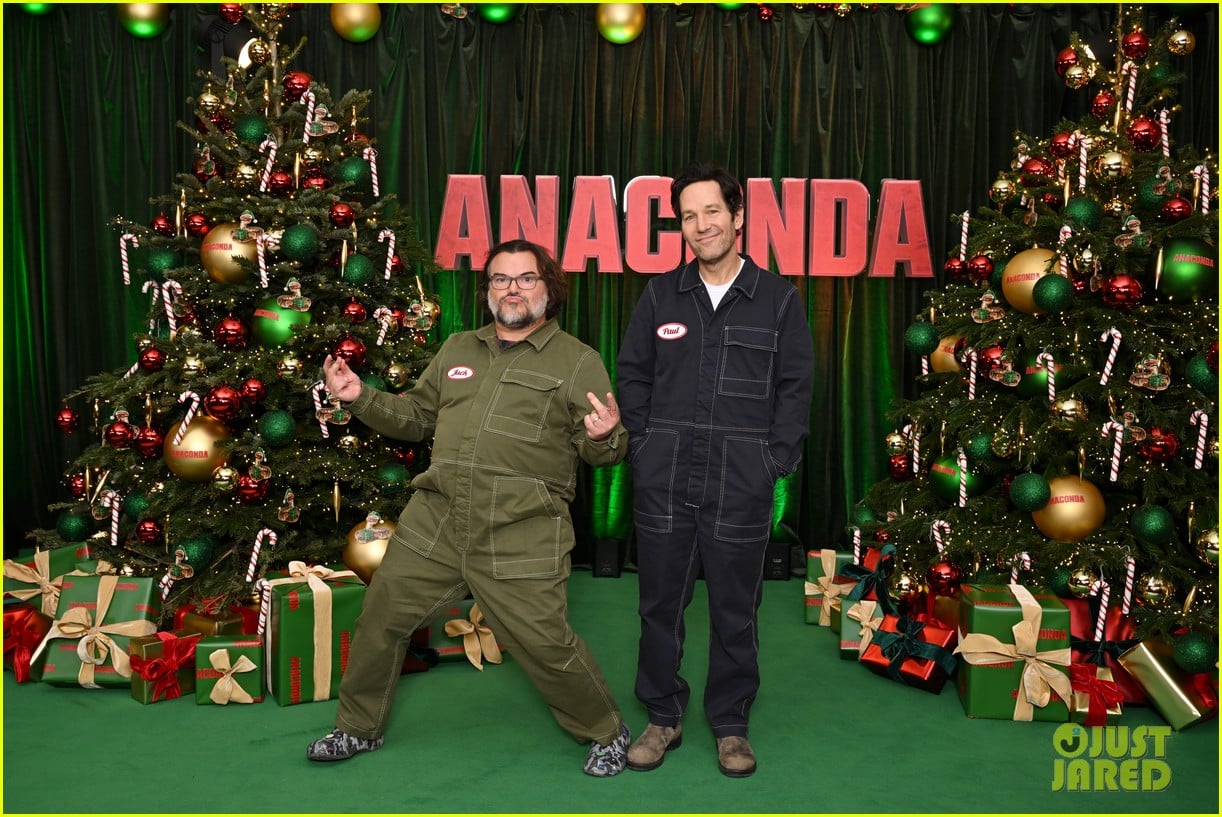 Jack Black & Paul Rudd Coordinate in Jumpsuits for 'Anaconda' Photocall ...