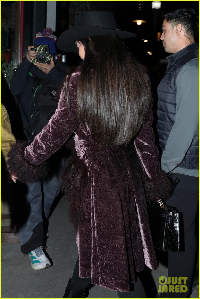 Jeff Bezos & Lauren Sanchez Bezos Wear Matching Cowboy Hats for Night ...