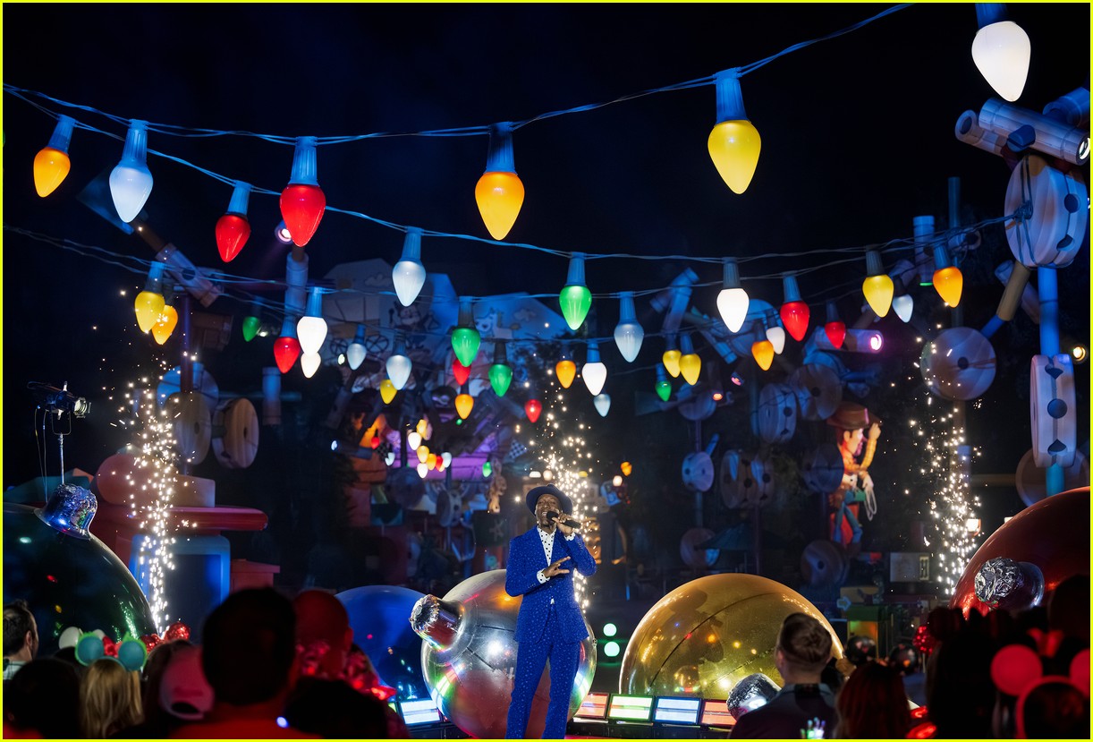 Disney's 'Holiday Spectacular' 2025 on ABC: Performers Lineup, Photos ...