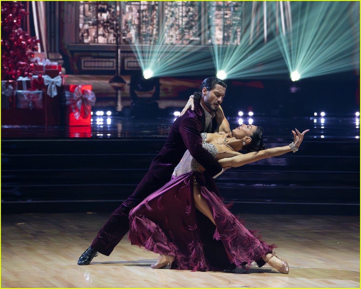'Dancing with the Stars' Holiday Special: Performers, Celebrity ...