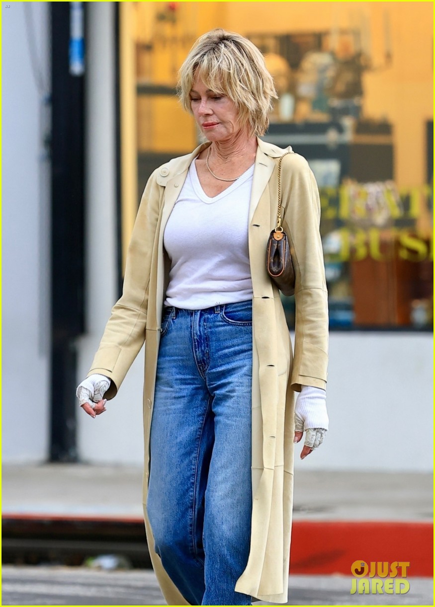 Dakota Johnson Meets Up with Mom Melanie Griffith to Go Christmas ...
