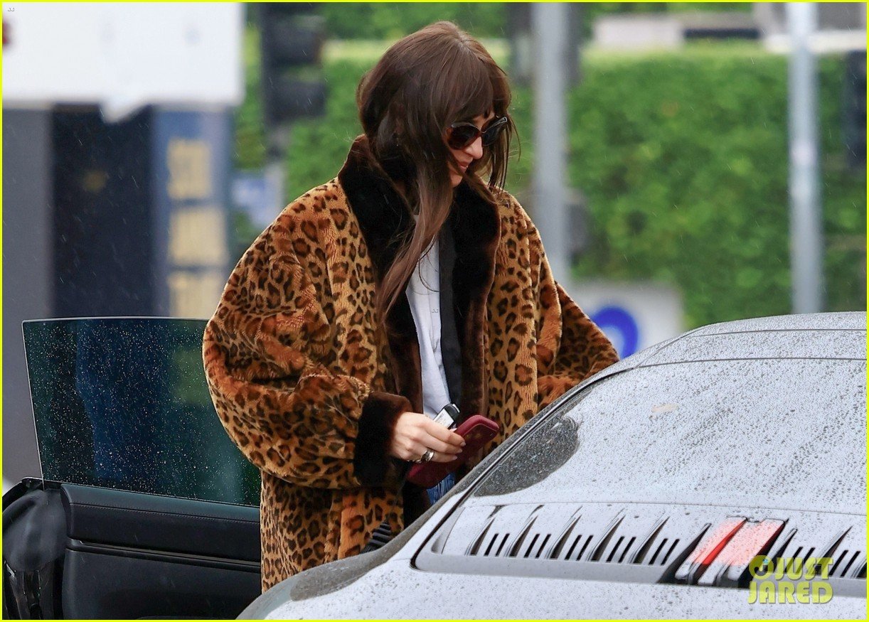 Dakota Johnson Meets Up with Mom Melanie Griffith to Go Christmas ...