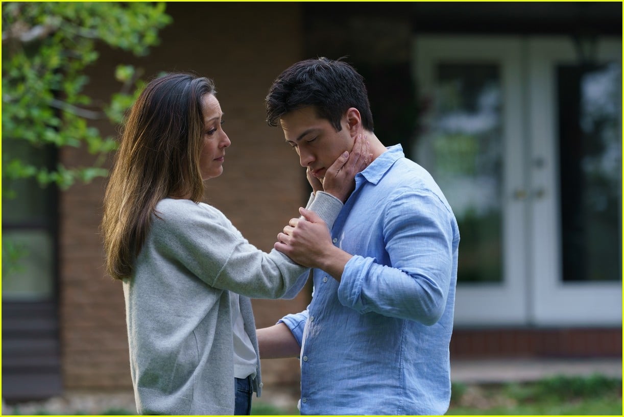 'Heated Rivalry' Season 1 Finale: See Every Photo From 'The Cottage ...