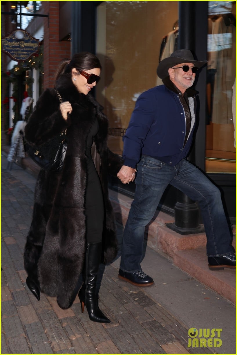 Jeff Bezos & Wife Lauren Sanchez Bezos Hold Hands While Shopping in ...
