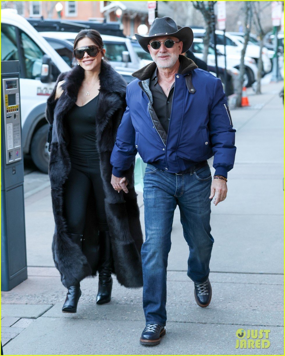 Jeff Bezos & Wife Lauren Sanchez Bezos Hold Hands While Shopping in ...