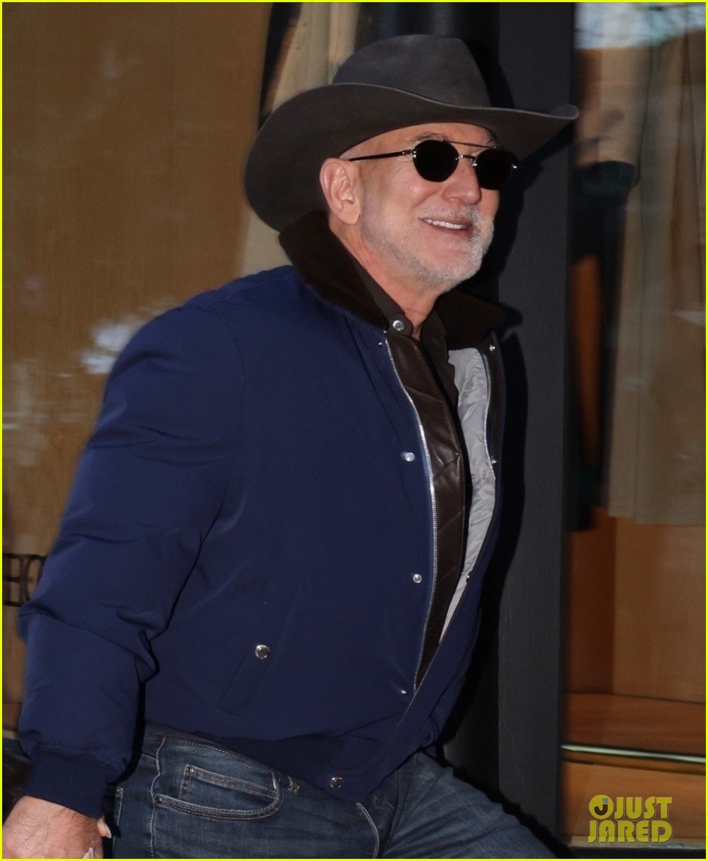 Jeff Bezos & Wife Lauren Sanchez Bezos Hold Hands While Shopping in ...