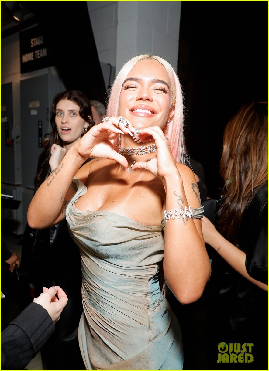 'Ivonny Bonita' Lyrics, Meaning & English Translation: Karol G Releases Music Video for Fan ...