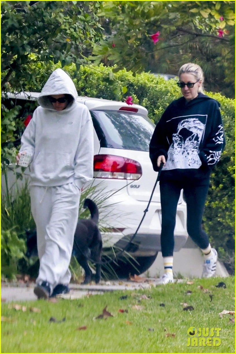 Kristen Stewart & Dylan Meyer Enjoy a Casual Morning Walk in Los Feliz ...