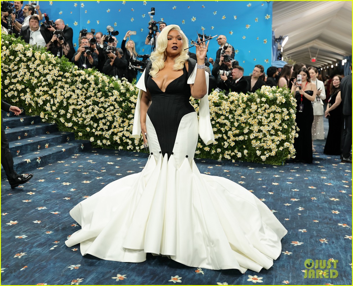 Lizzo Shares Close-Up Photo of Her Torso in Bikini After Seeing a Fat ...