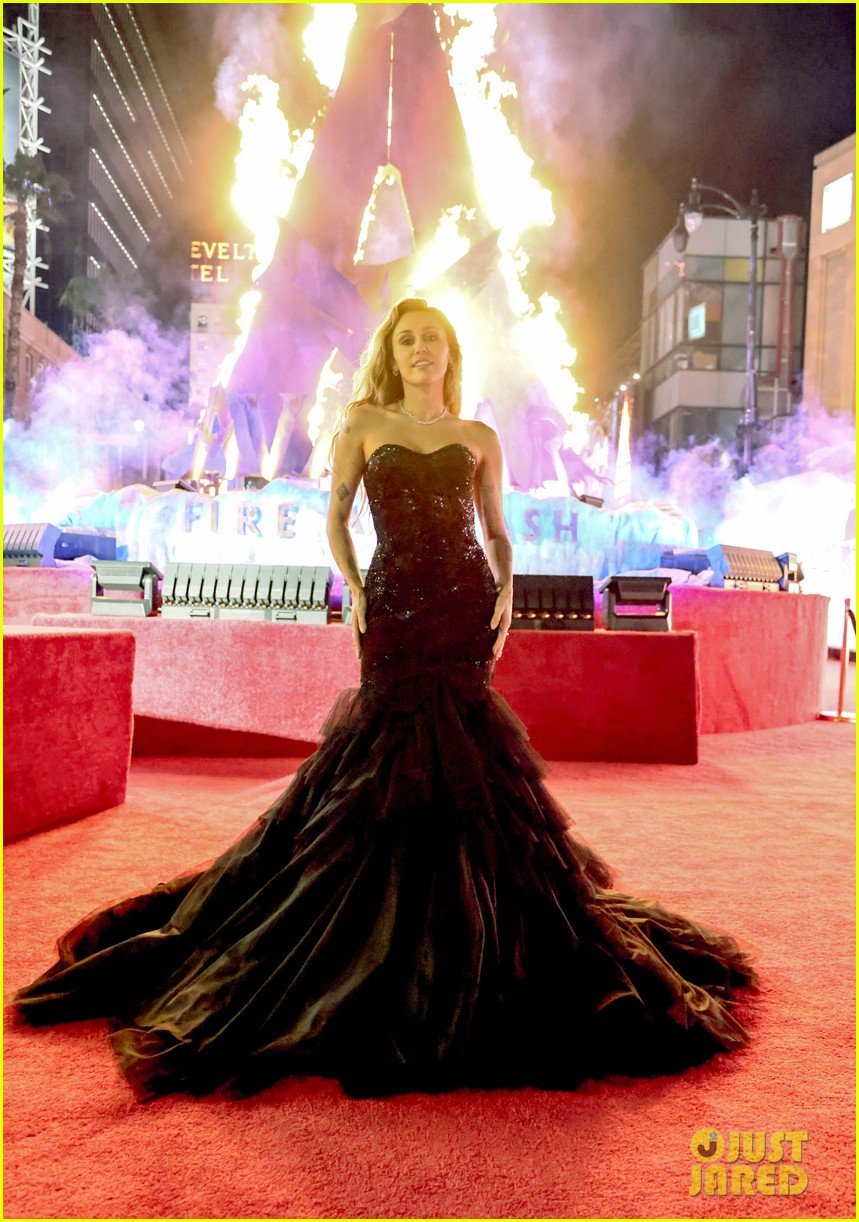 Miley Cyrus Hits 'Avatar: Fire and Ash' Red Carpet with Boyfriend Maxx ...