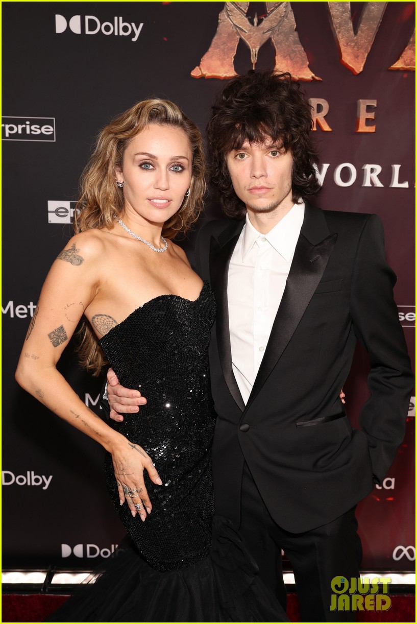 Miley Cyrus Hits 'Avatar: Fire and Ash' Red Carpet with Boyfriend Maxx ...