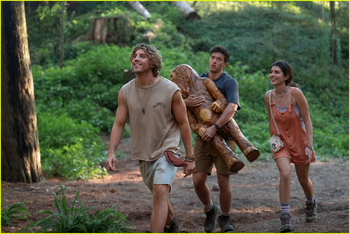 'People We Meet on Vacation' Trailer Shows Off Tom Blyth & Emily Bader's Amazing Chemistry ...