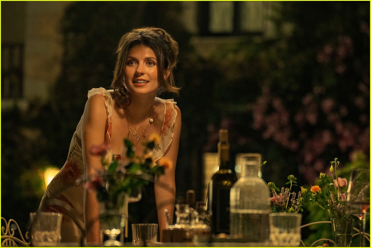 'People We Meet on Vacation' Trailer Shows Off Tom Blyth & Emily Bader ...