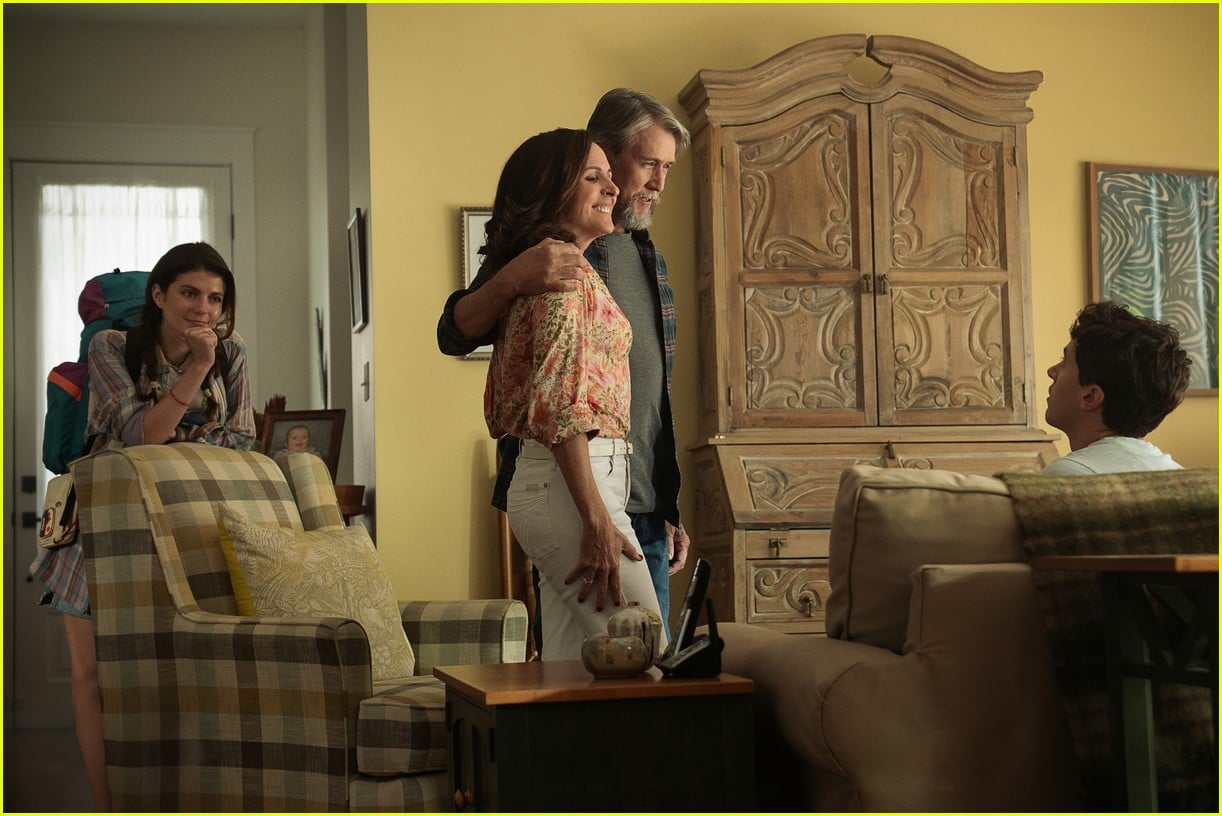 'People We Meet on Vacation' Trailer Shows Off Tom Blyth & Emily Bader's Amazing Chemistry ...