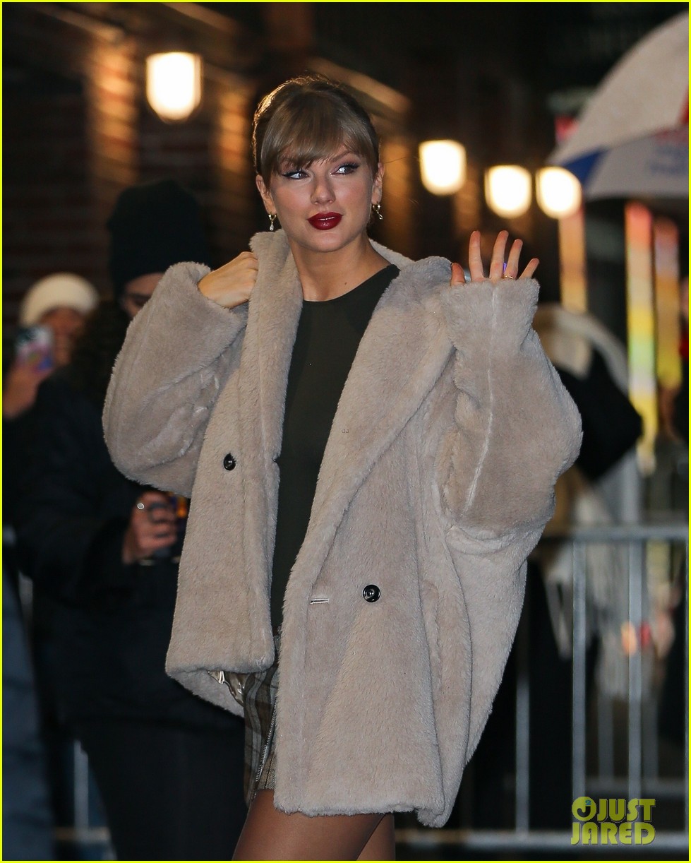 Taylor Swift Waves to Fans While Arriving For 'The Late Show with ...