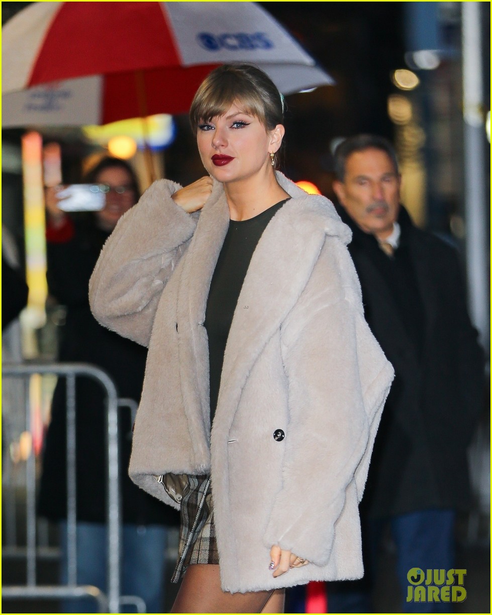 Taylor Swift Waves to Fans While Arriving For 'The Late Show with ...