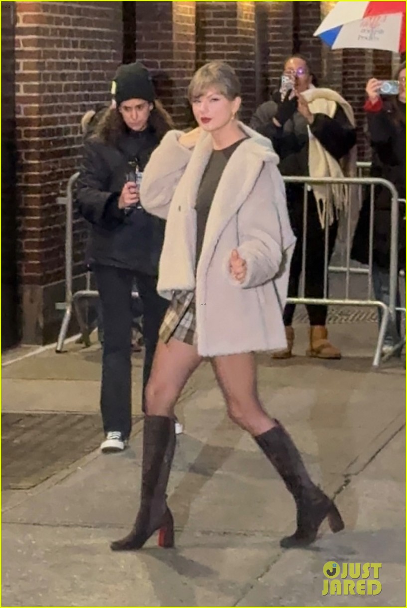 Taylor Swift Waves to Fans While Arriving For 'The Late Show with ...