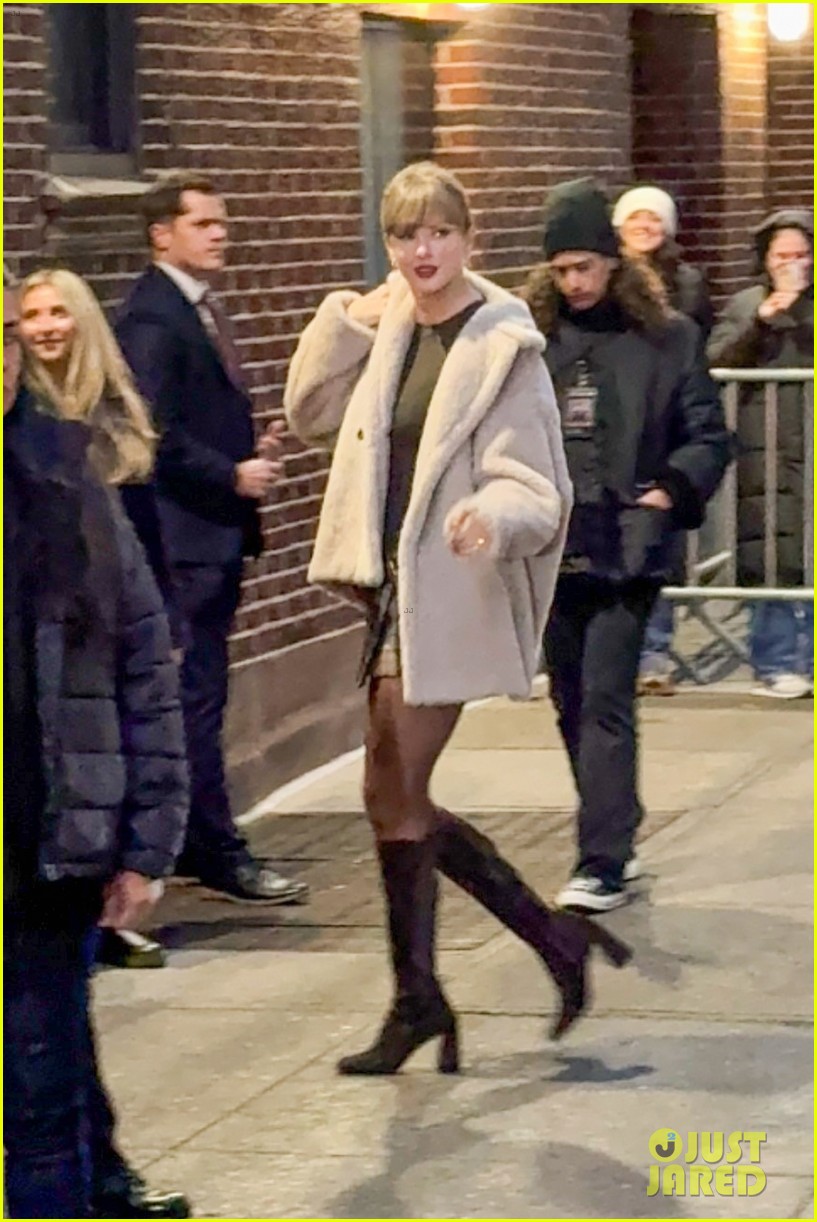 Taylor Swift Waves to Fans While Arriving For 'The Late Show with ...