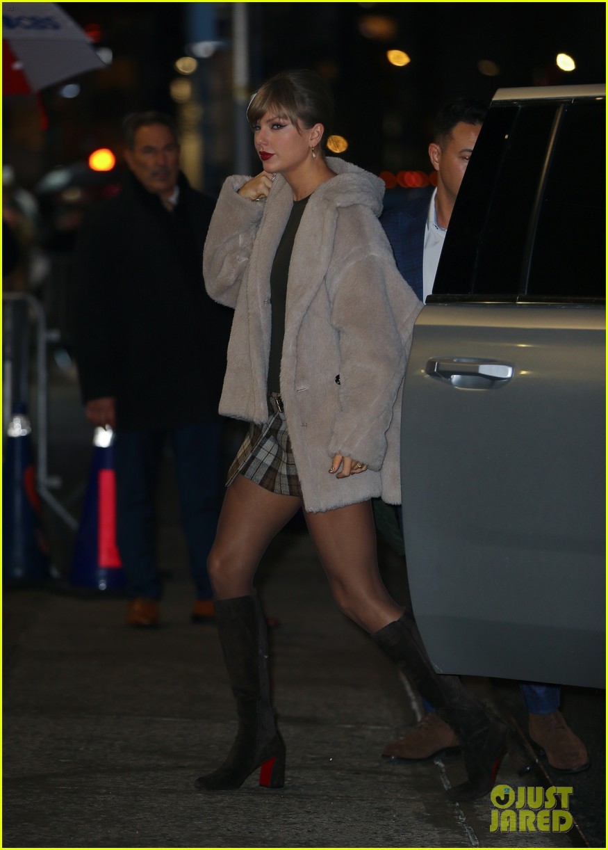 Taylor Swift Waves to Fans While Arriving For 'The Late Show with ...