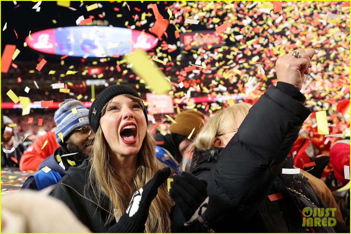 Taylor Swift Donates $1 Million to Feeding America for the Holidays ...