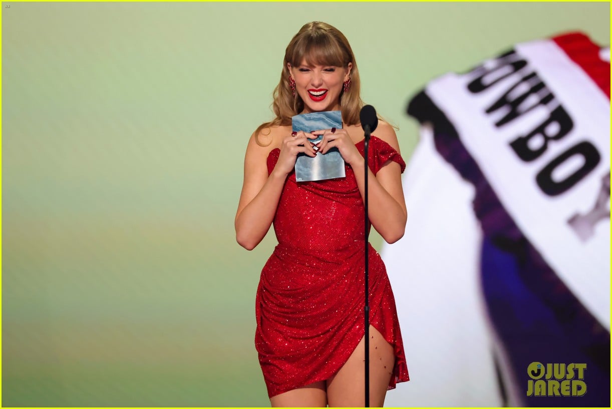 Taylor Swift Donates $1 Million to Feeding America for the Holidays ...