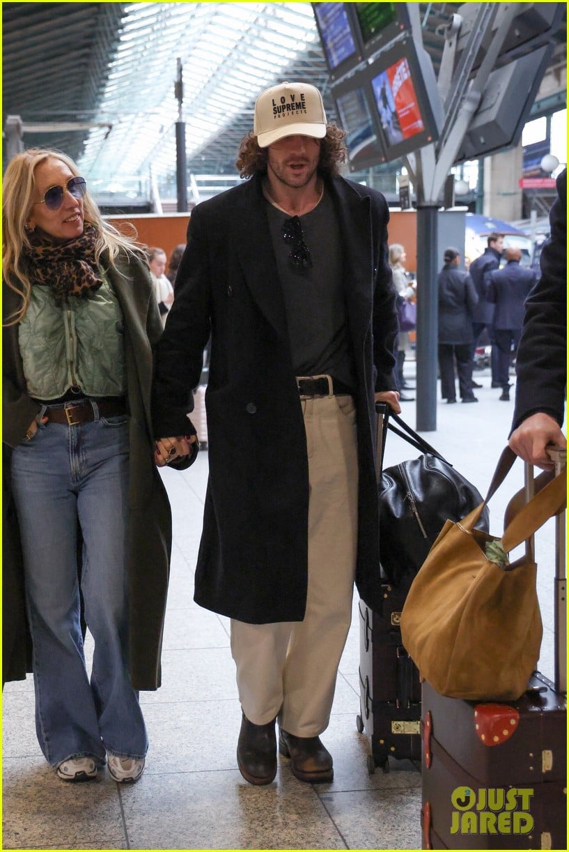 Aaron Taylor Johnson & Sam Taylor Johnson Hold Hands While Arriving in ...