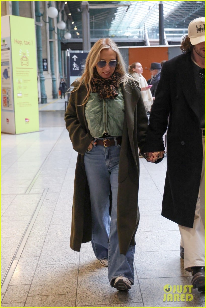 Aaron Taylor-Johnson & Wife Sam Taylor-Johnson Arrive in Paris Airport ...